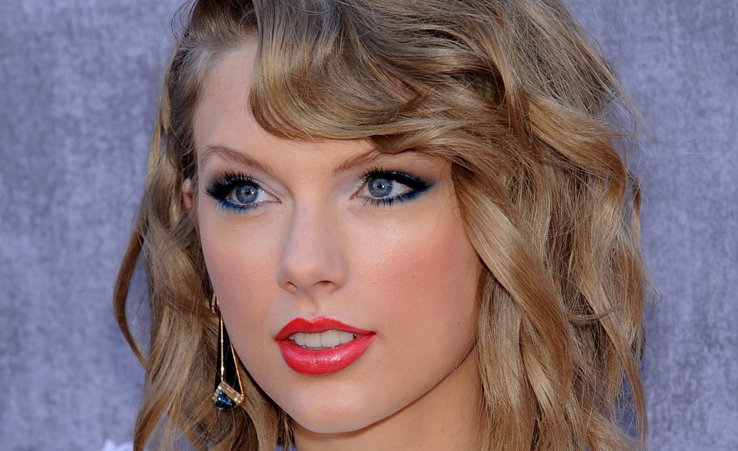 11 Times Taylor Swift Rocked Red Lipstick - Fame Focus